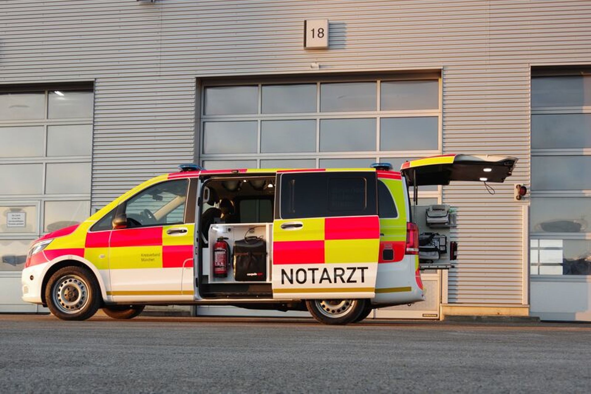 Neues Notarzt-Einsatzfahrzeug auf Bayerns Straßen - BRK-Meldungen