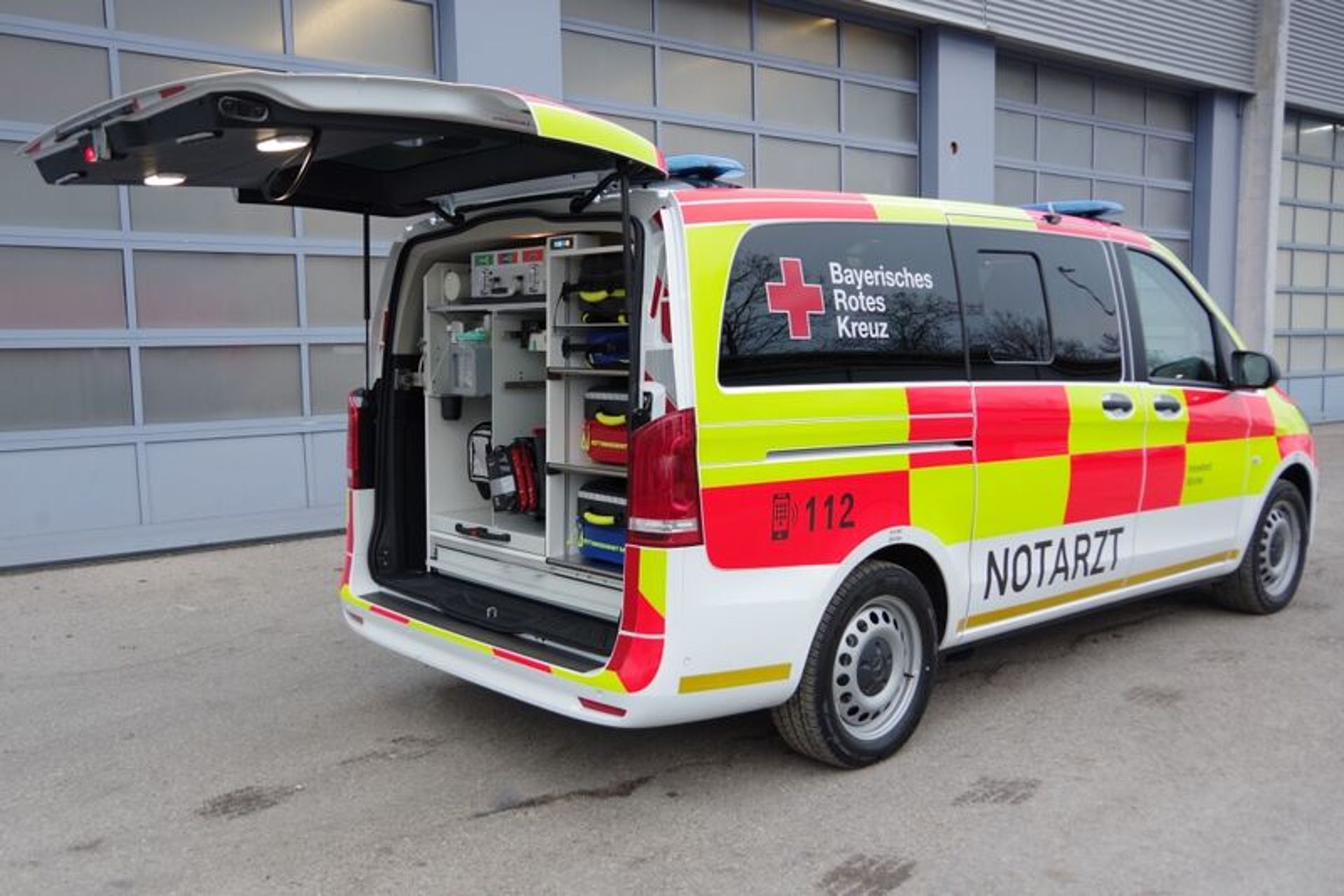 Neues Notarzt-Einsatzfahrzeug auf Bayerns Straßen - BRK-Meldungen