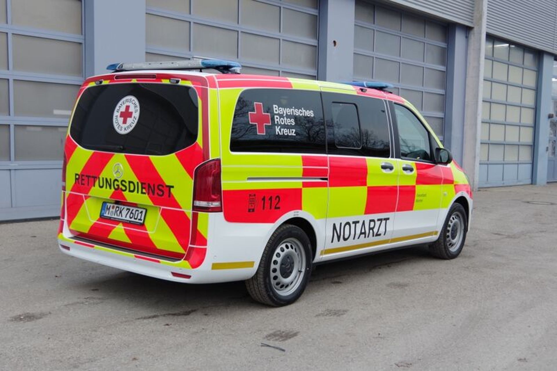 Neues Notarzt-Einsatzfahrzeug auf Bayerns Straßen - BRK-Meldungen